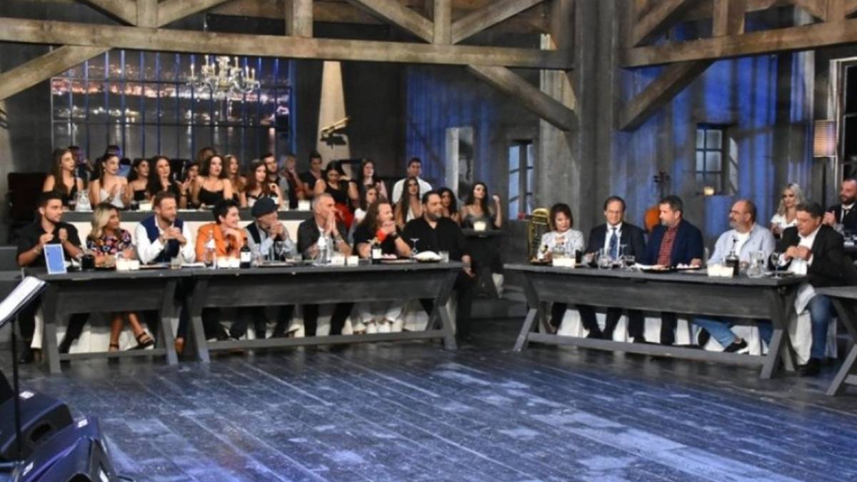 Αυτό είναι το γυναικείο ζεϊμπέκικο που "γονάτισε" το πλατό! - Μας άφησε ...