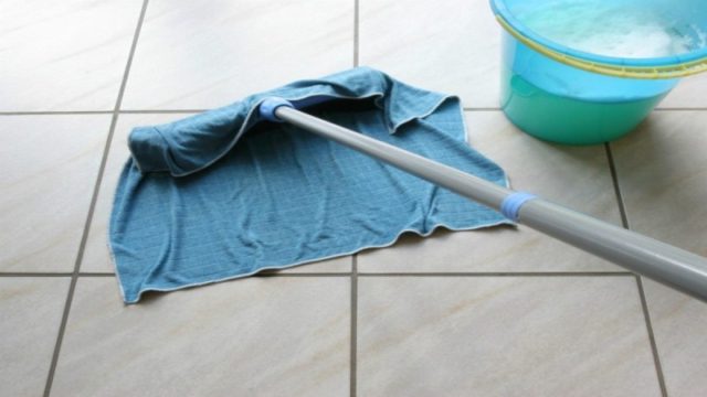 Λεκέδες στα πλακάκια; Με ξύδι, λεμόνι και μαγειρική σόδα θα λάμπουν ...