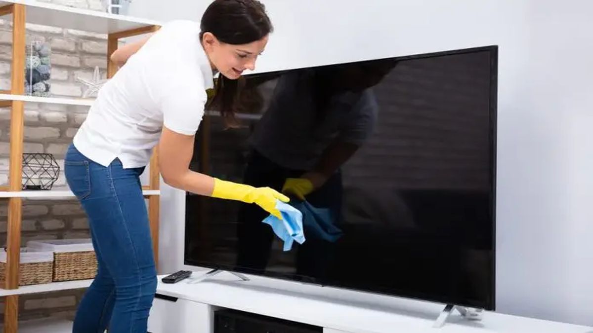 Πως να καθαρίσετε τη smart τηλεόραση χωρίς να τη βλάψετε με 4 απλά ...