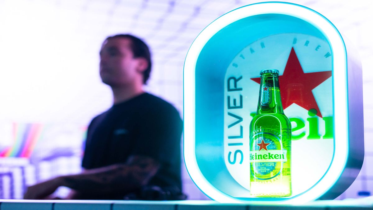 Η νέα Heineken Silver «βγαίνει» από το Metaverse και προσγειώνεται...In ...