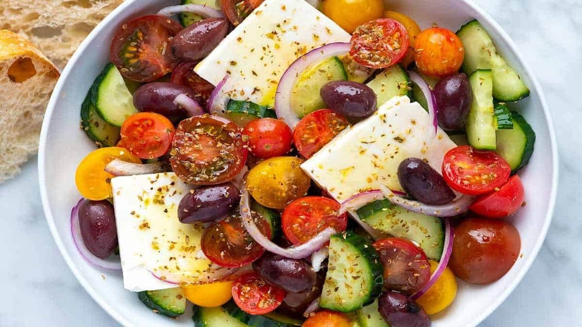 Μας άνοιξε την όρεξη! Η υπερ-χωριάτικη σαλάτα | Athens Magazine