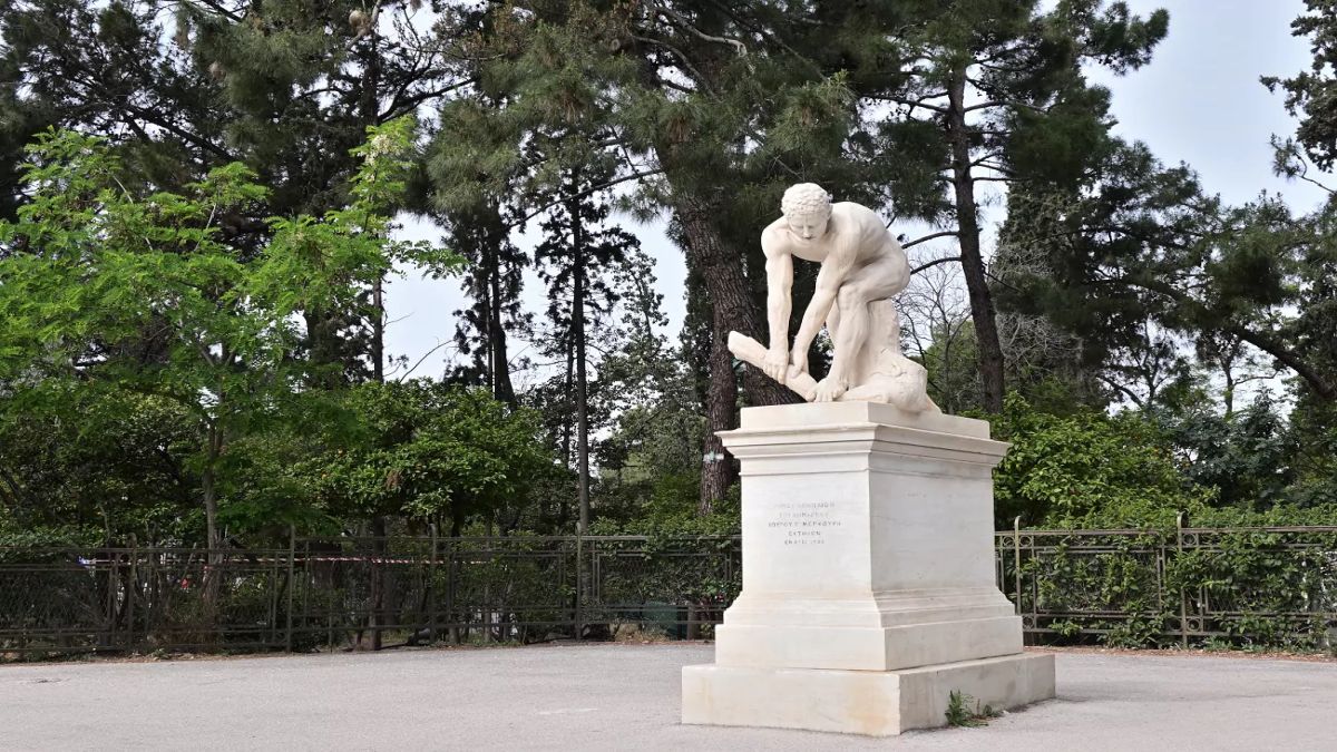 Το άγαλμα με την ασύλληπτη ιστορία στην καρδιά της Αθήνας - Ο ...