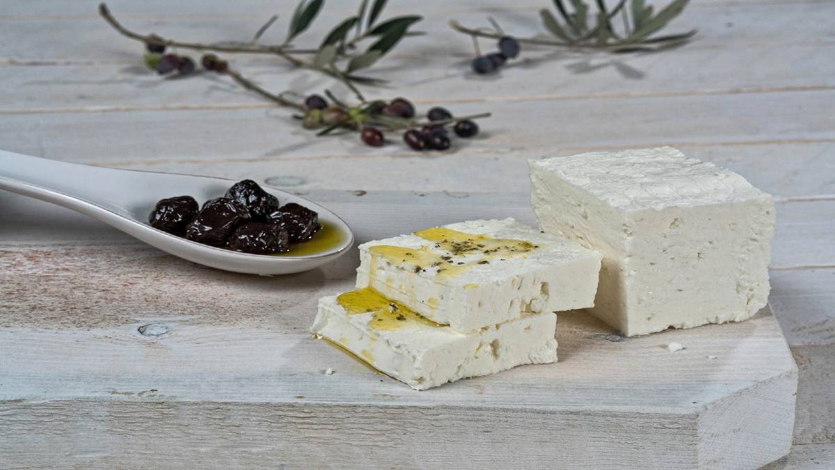 Σας μούχλιασε η φέτα; Το κόλπο με το ελαιόλαδο που θα σας αφήσει ...