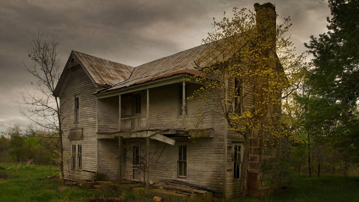 Φωτογράφος βρίσκει ένα εγκαταλελειμμένο σπίτι και αποφασίζει να μπει ...