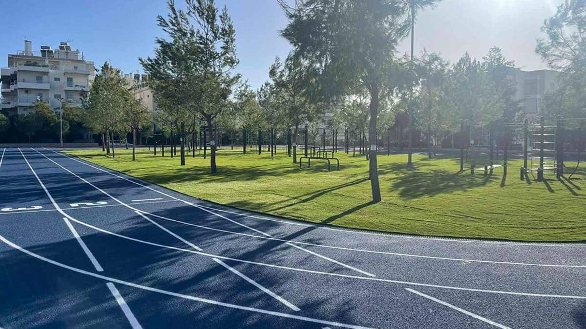 Αυτό είναι το νέο σύγχρονο γήπεδο στίβου στη Γλυφάδα - Δείτε το βίντεο ...