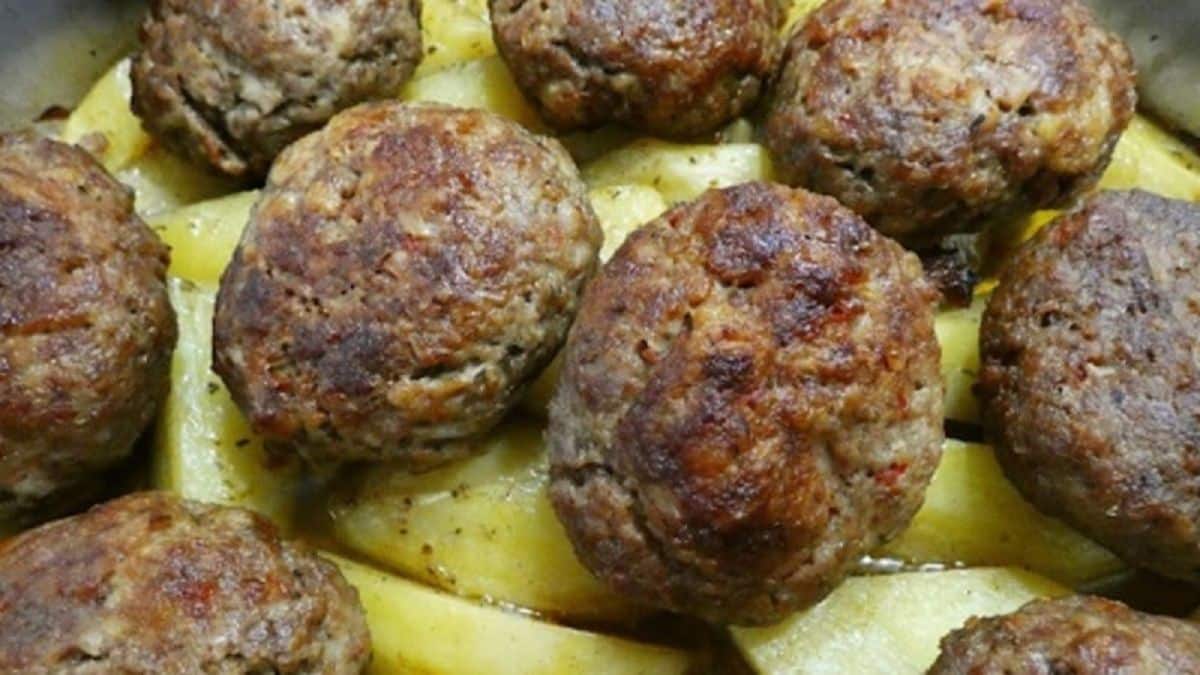 Το μυστικό της γιαγιάς: Τα 5 "κόλπα" για ζουμερά και αφράτα μπιφτέκια ...