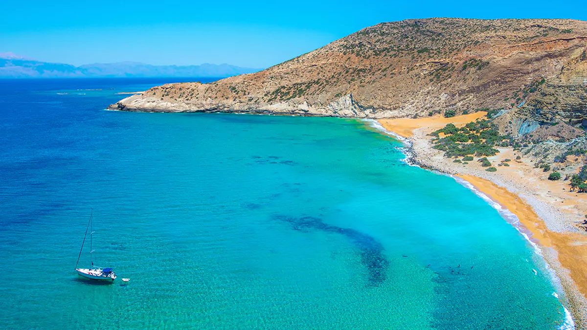 Το ξεχωριστό νησί του Αιγαίου με τα σεληνιακά γλυπτά από λάβα και την ...