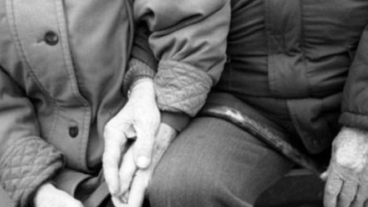 Ηλικιωμένο ζευγάρι έπαιρνε κάθε μέρα ένα γεύμα και το έκοβε ακριβώς στη ...