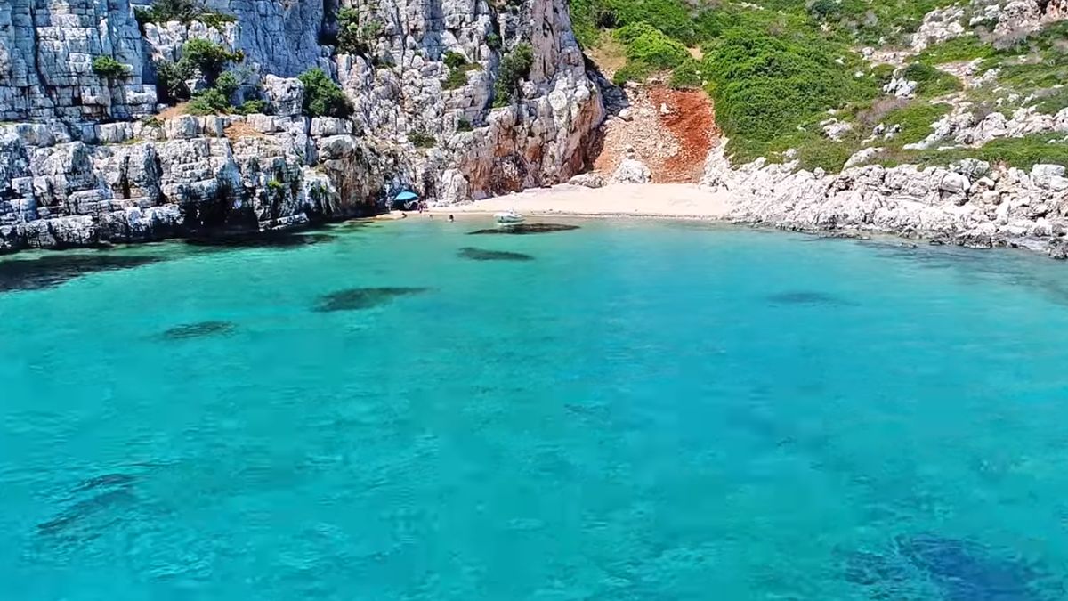 Καταπράσινος παράδεισος: Το άγνωστο ελληνικό νησί 3 ώρες από την Aθήνα ...