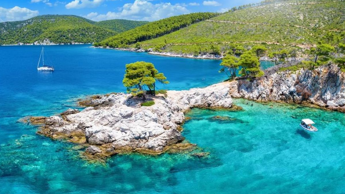 Ειδυλλιακό τοπίο: Η μαγική παραλία του Αιγαίου με τα σμαραγδένια νερά ...