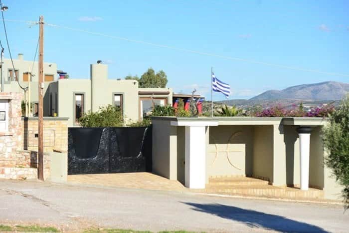 Εκεί ζει μόνος και έρημος: Το σπίτι του Νότη Σφακιανάκη στα νότια ...