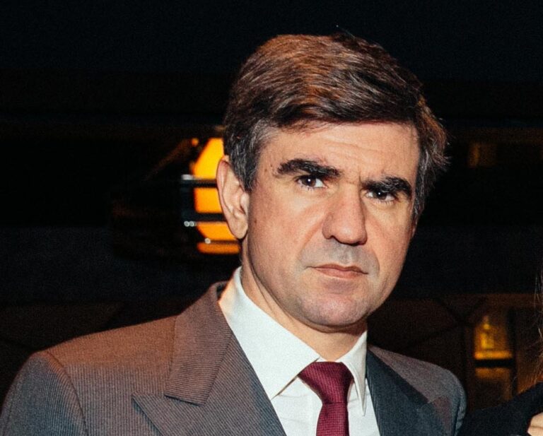 Νίκος Βαρδινογιάννης: Αυτός είναι ο «άγνωστος» γιος του Βαρδή και της ...
