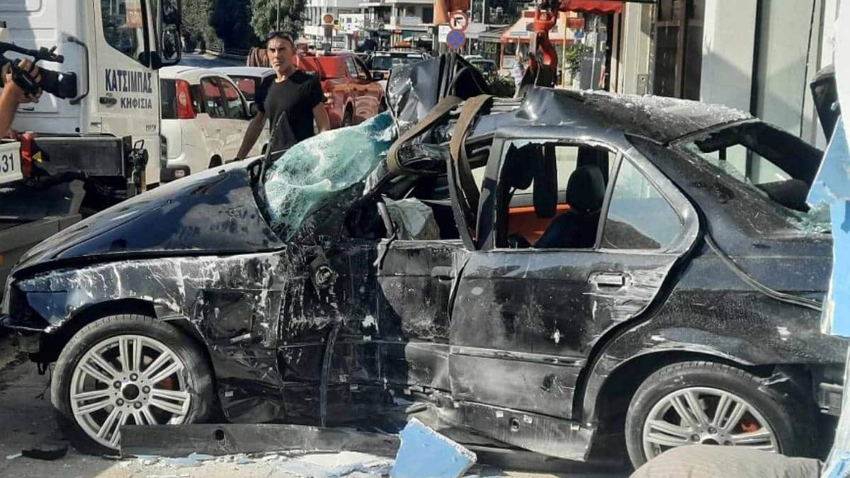 Σοβαρό τροχαίο στην Κηφισίας: Αυτοκίνητο «μπήκε» σε κατάστημα ...