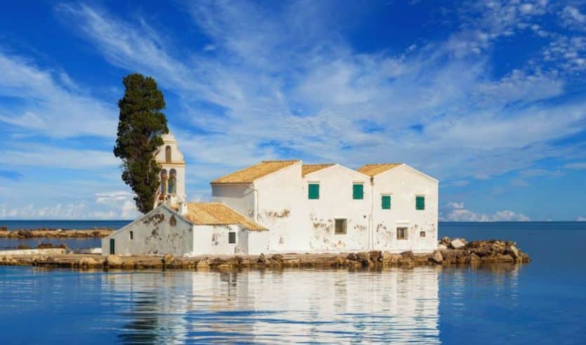 Παναγία των Βλαχερνών: Το γραφικό εκκλησάκι της Κέρκυρας με την ...
