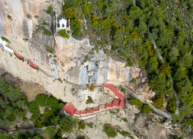 Παναγιά Καταφυγιώτισσα: Το απόκρημνο «κάθετο» μοναστήρι της Κορινθίας ...
