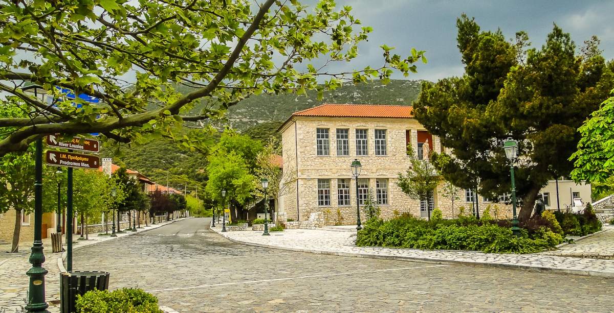Ελληνικό Αρκαδίας: Το πέτρινο παραδοσιακό χωριό της Πελοποννήσου που ...
