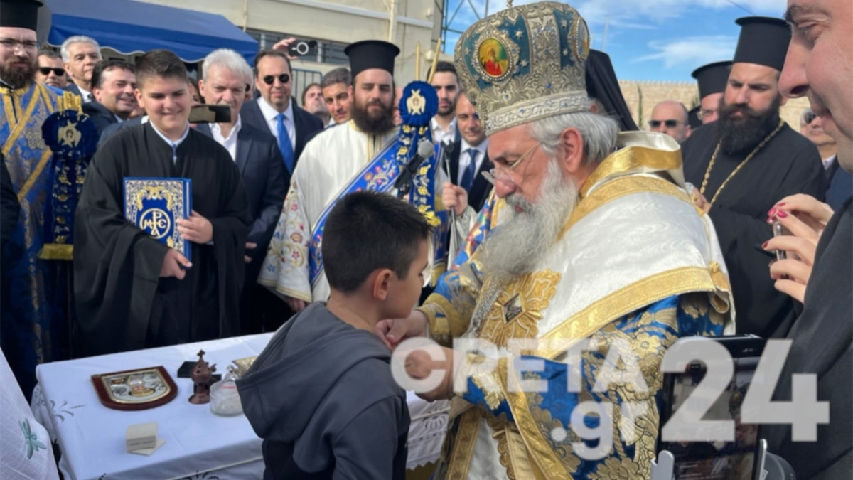 Αγιασμός υδάτων στο Ηράκλειο: 8χρονος έπιασε τον Σταυρό ανάμεσα σε 50 ...