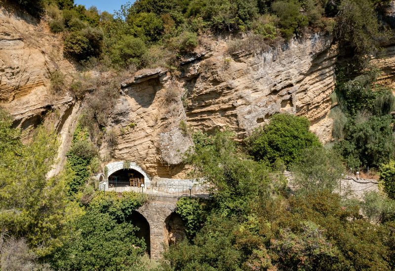 Παναγία Βαρκού: Το άγνωστο εκκλησάκι που είναι φωλιασμένο στον λόγγο ...