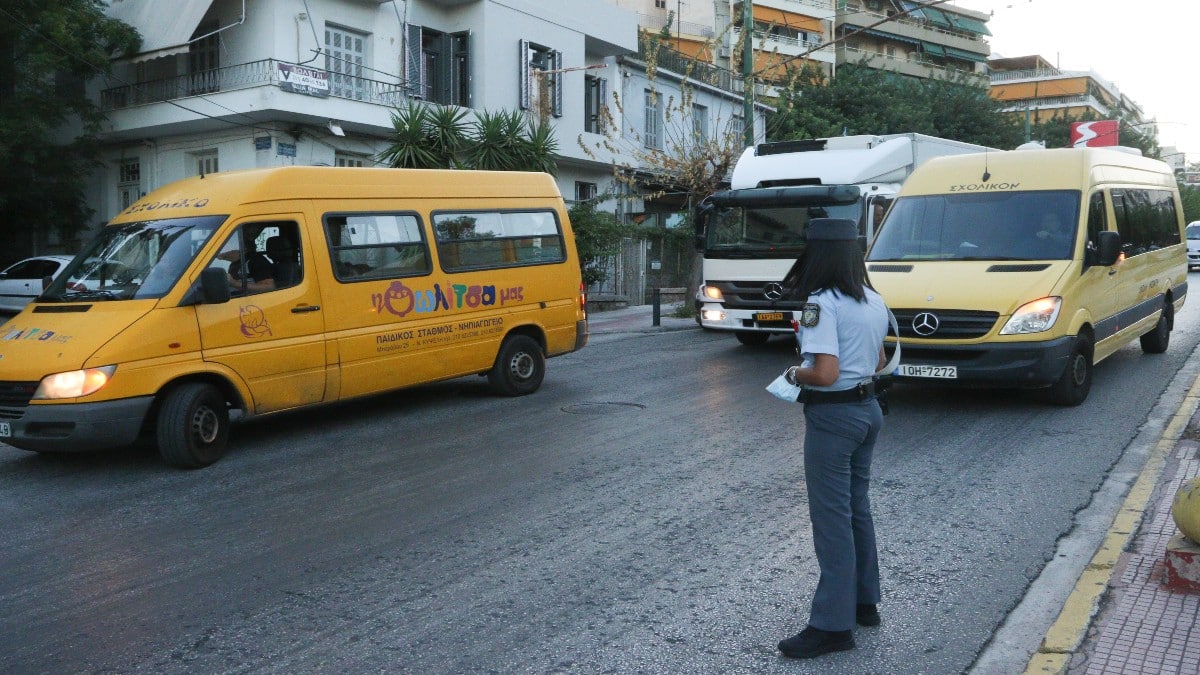 Τροχαίο με σχολικό λεωφορείο στον Πειραιά - Έχει συγκρουστεί με ΙΧ ...
