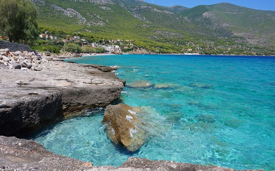 Γαλάζια «όαση» 1 ώρα και 20 λεπτά από την Αθήνα: Η παραλία με την ...