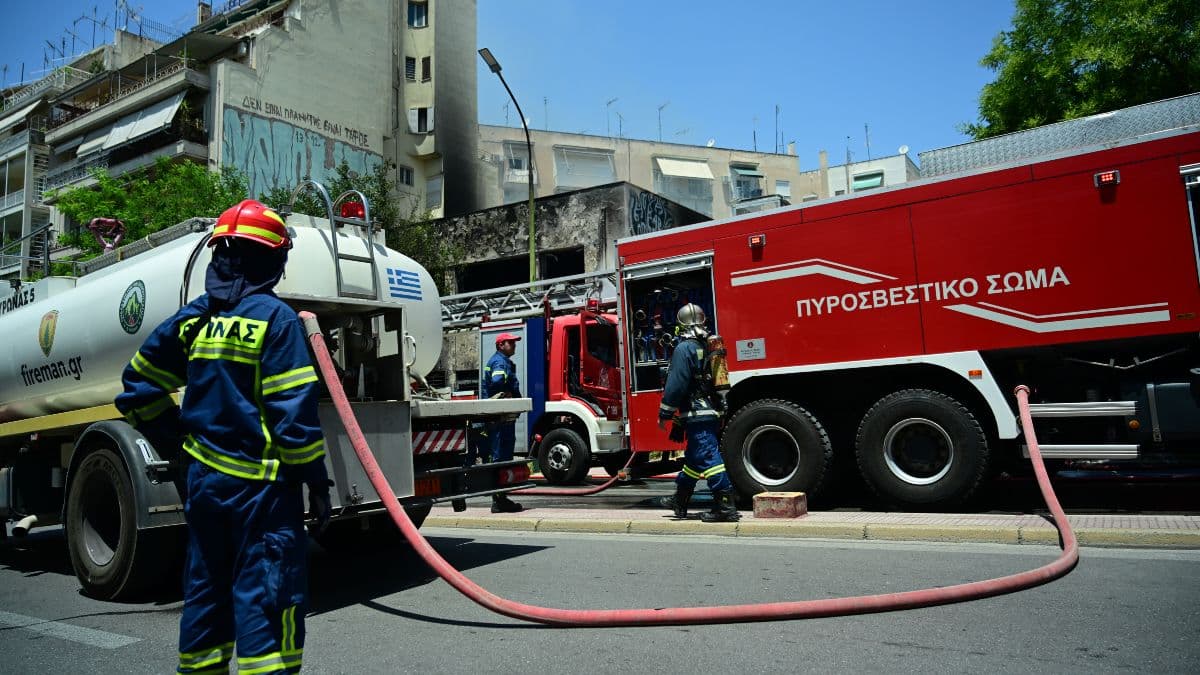 Συναγερμός στην Πυροσβεστική: Φωτιά σε αποθήκη κτηρίου στο Μοσχάτο ...