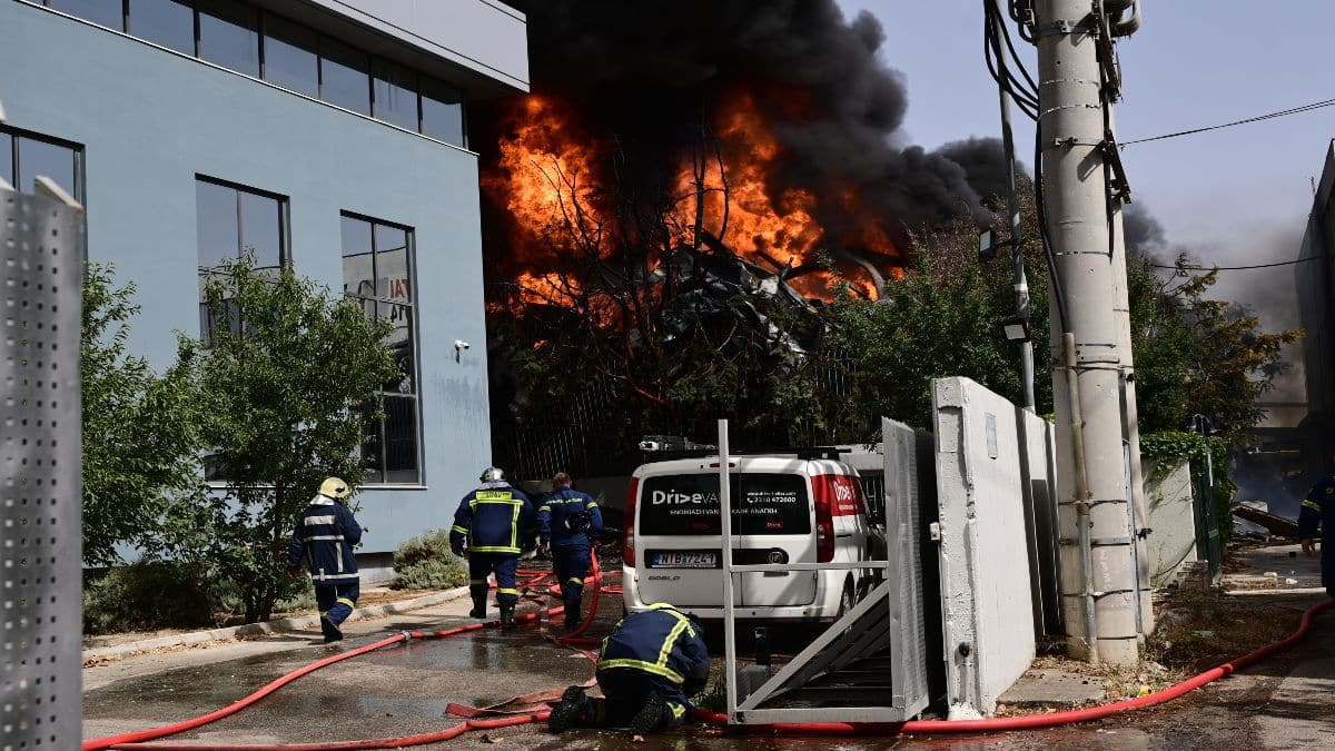 Δραματικές ώρες στην Κάτω Κηφισιά: Μεγάλη φωτιά σε εργοστάσιο μετά από ...