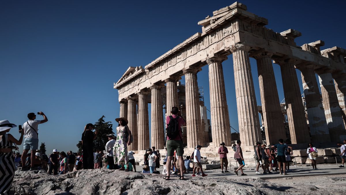 Η Φωτογραφία της Ημέρας: «Πλημμύρα» τουριστών στην καλοκαιρινή Αθήνα ...