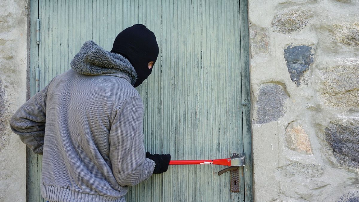 Σοκ στο Παλαιό Φάληρο: Διαρρήκτες τα έκαναν άνω κάτω όσο έλειπαν οι ...