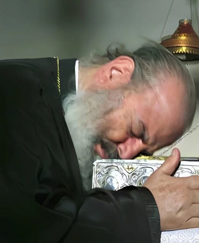 Όταν ο Αρχιεπίσκοπος Χριστόδουλος άγγιξε τον Τίμιο Σταυρό και ευωδίαζε ...