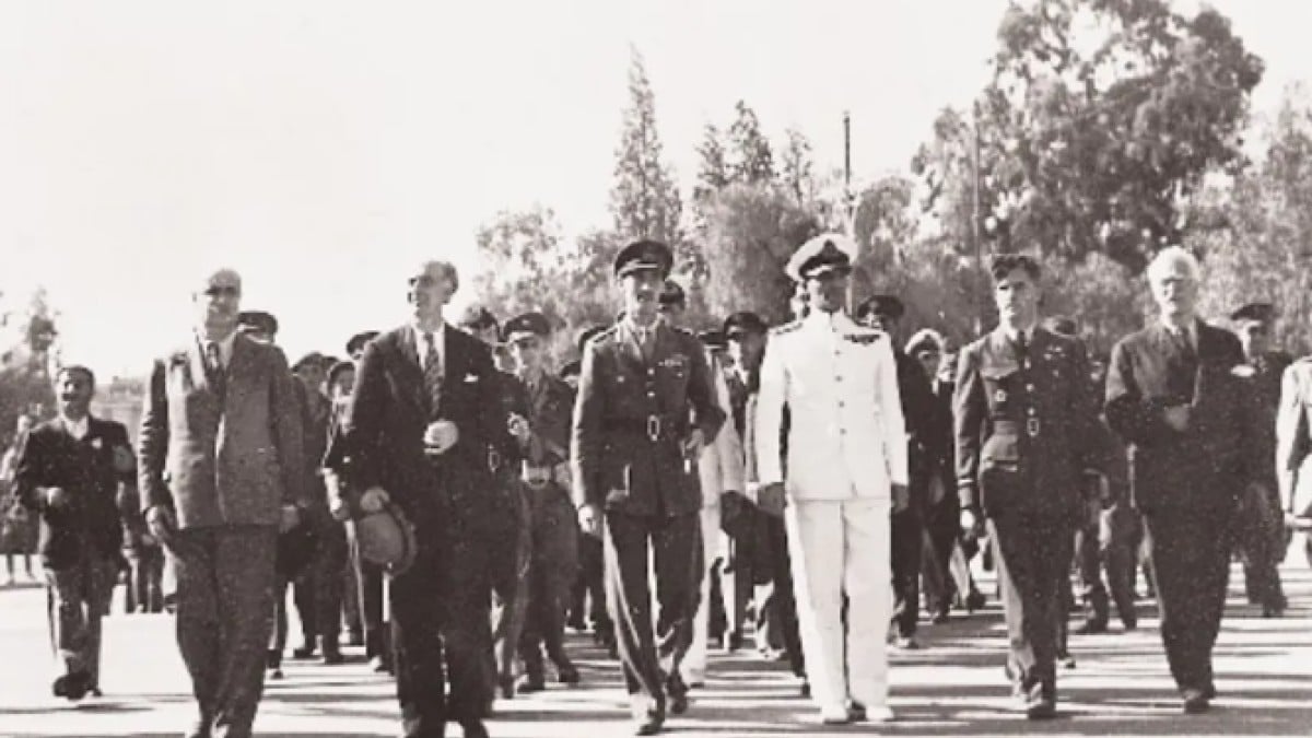 18/10/1944: Η ελληνική σημαία κυματίζει ξανά υπερήφανη - Φτάνει στην ...