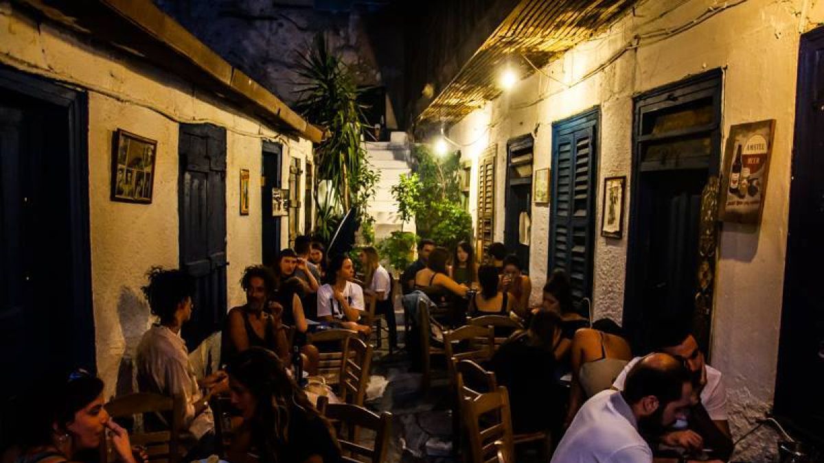 Αυλή στου Ψυρρή: Ένα μεζεδοπωλείο που θυμίζει την παλιά Αθήνα - Ιδανική ...
