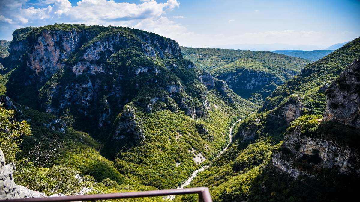 Το στολίδι πίσω από το φαράγγι του Βίκου: Ένα χωριό που κλέβει τις ...