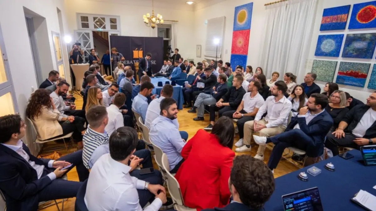 DEBATE HOUSE: Ένα νέο εγχείρημα που φέρνει πολίτες και πολιτικούς σε ...