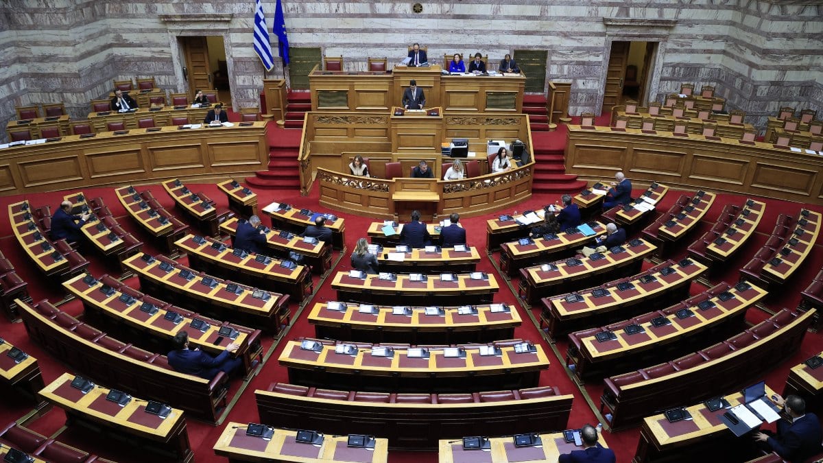 Στη Βουλή το φορολογικό νομοσχέδιο με 12 μειώσεις φόρων και πρόσθετες ...