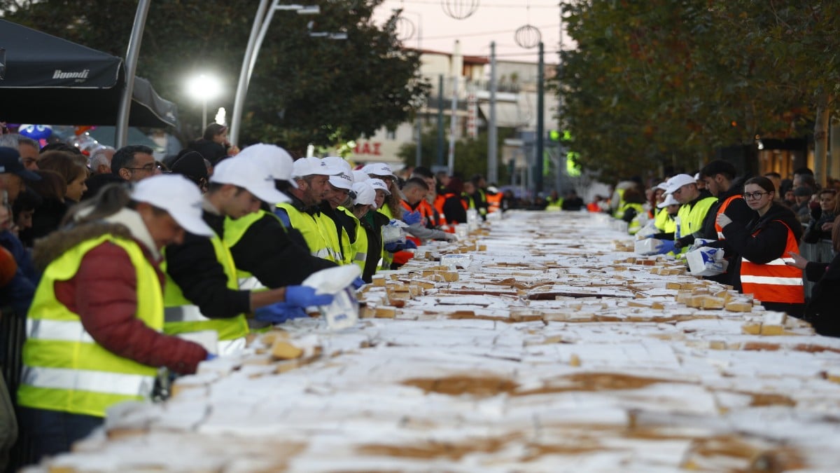 Έτοιμο για το ρεκόρ Γκίνες το Περιστέρι - Έφτιαξαν βασιλόπιτα που ...