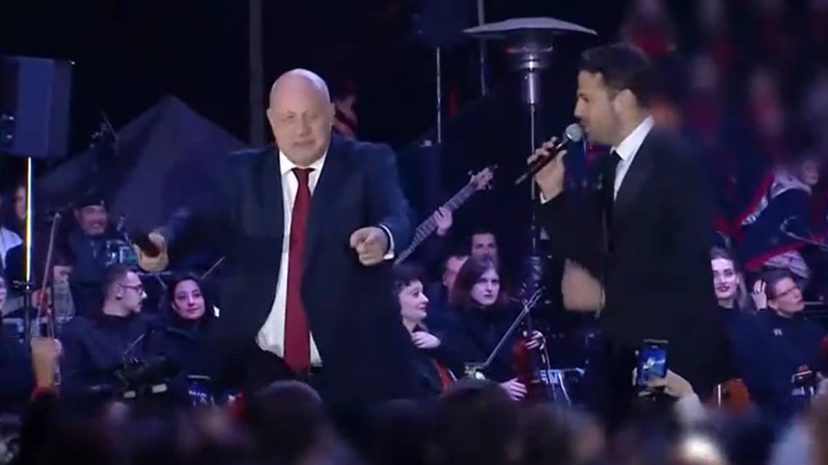 Αδιανόητο σόου Μπέου στη συναυλία του Αργυρού στο Βόλο: «Ντροπή σας, δε ...