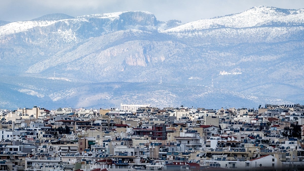 Η φωτογραφία της Ημέρας: Αθήνα και Ακρόπολη με φόντο τις χιονισμένες ...