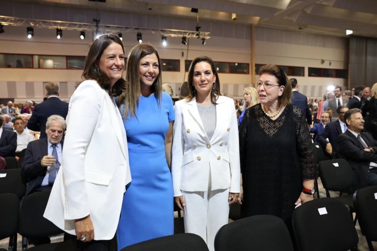 Συνεχίζει τις διαμαρτυρίες η Ελένη Λουκά: Έξω από το Προεδρικό Μέγαρο ...