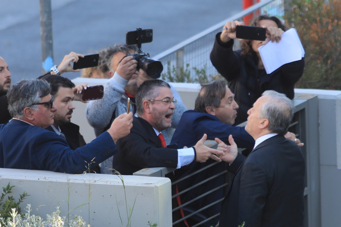 Κακός χαμός έξω από την Πινακοθήκη: «Γιατί τον κρατάτε παράνομα ...