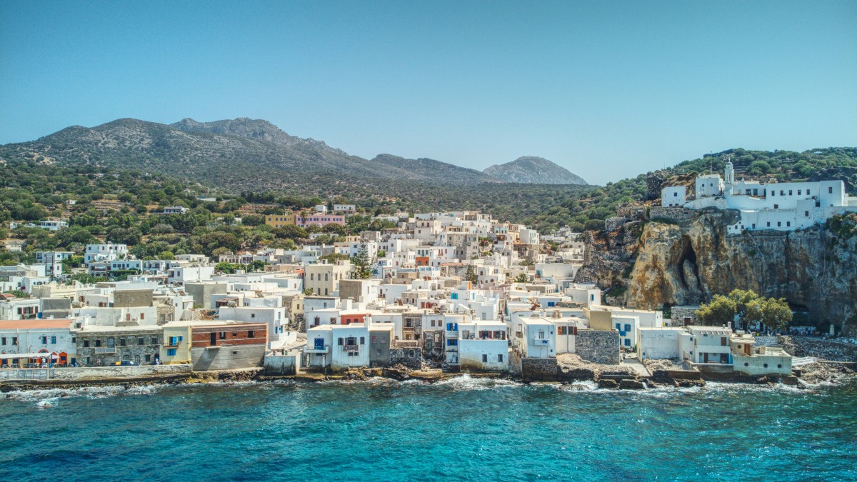 Βαθιά μπλε νερά, θερμές πηγές: Το μυθολογικό νησί για τους λάτρεις της ...