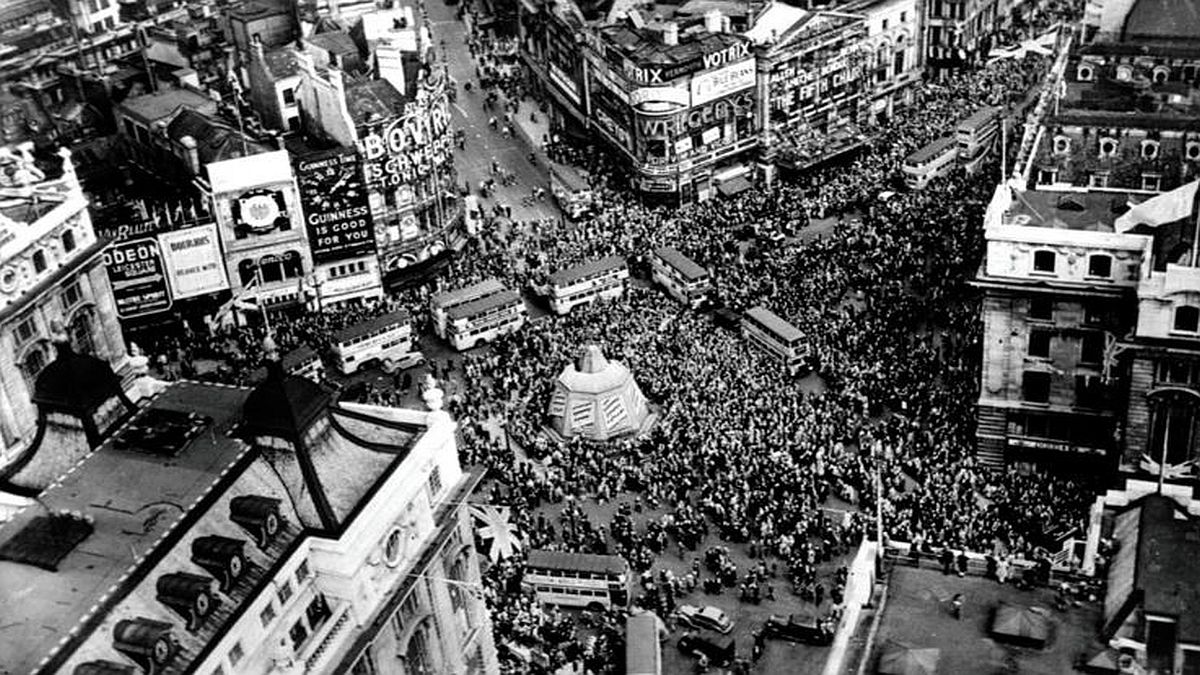Σαν σήμερα 8 Μαΐου 1945: Παραδίνεται άνευ όρων η ναζιστική Γερμανία και ...