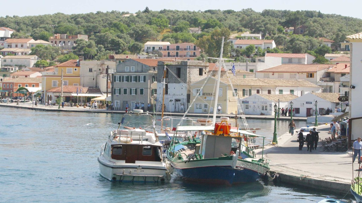 Το γαλαζοπράσινο «μυστικό» του Ιονίου: Το νησί που ύμνησε ο Χριστόφορος ...