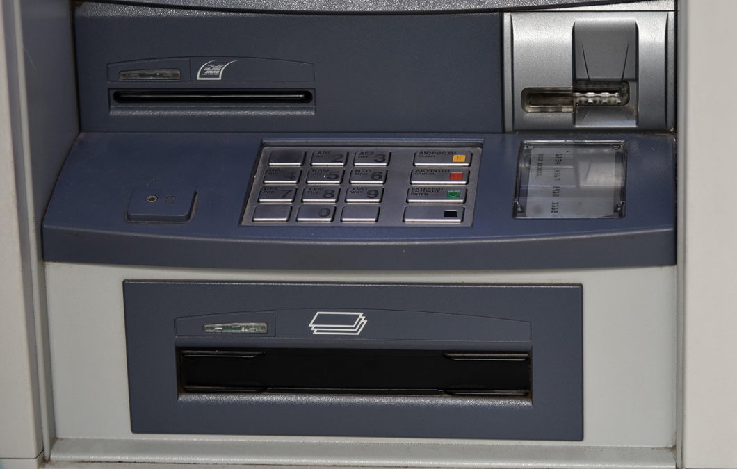 Σαν σήμερα, το 1967, εγκαταστάθηκε το πρώτο ATM: Η ιστορία του | Athens ...