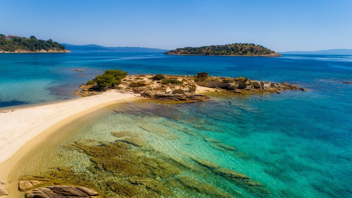 Η παραλία που επιβεβαιώνει ότι σαν την Χαλκιδική δεν έχει: «Διπλά ...