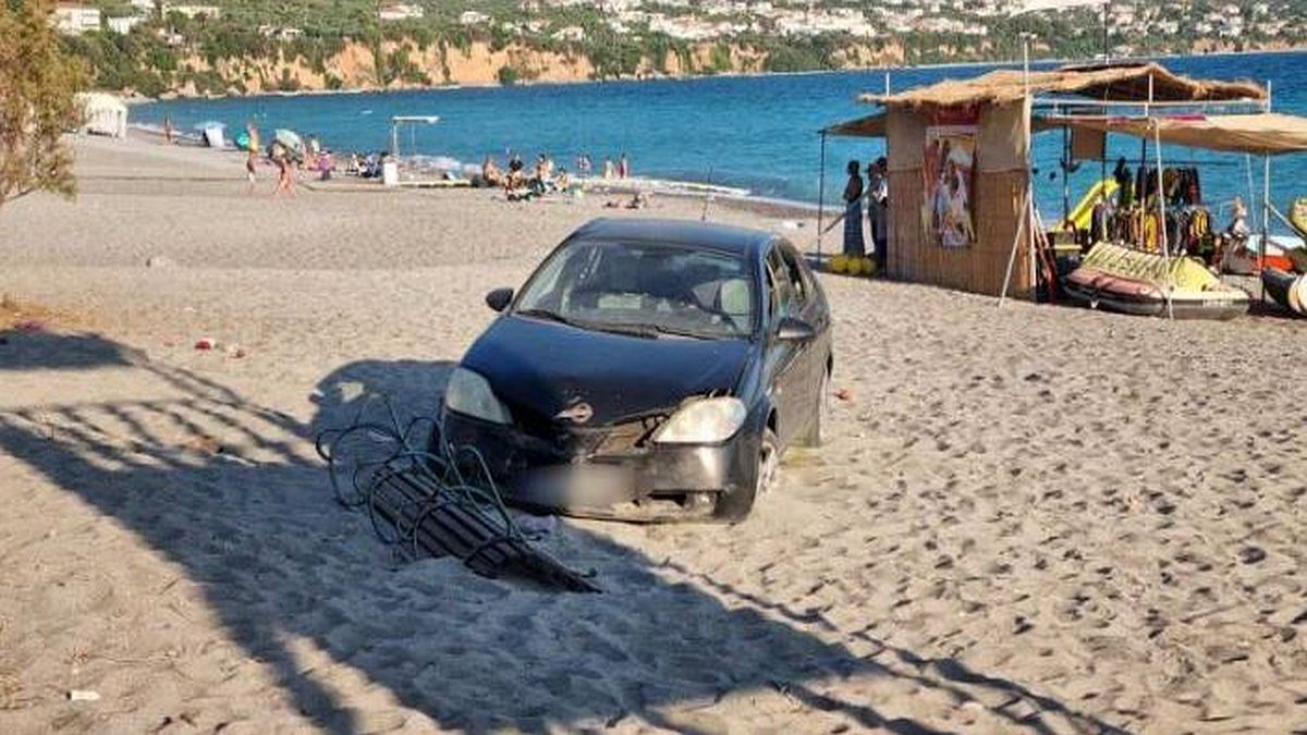 Απίθανο τροχαίο στην παραλία της Καλαμάτας: ΙΧ κατέληξε στην αμμουδιά ...