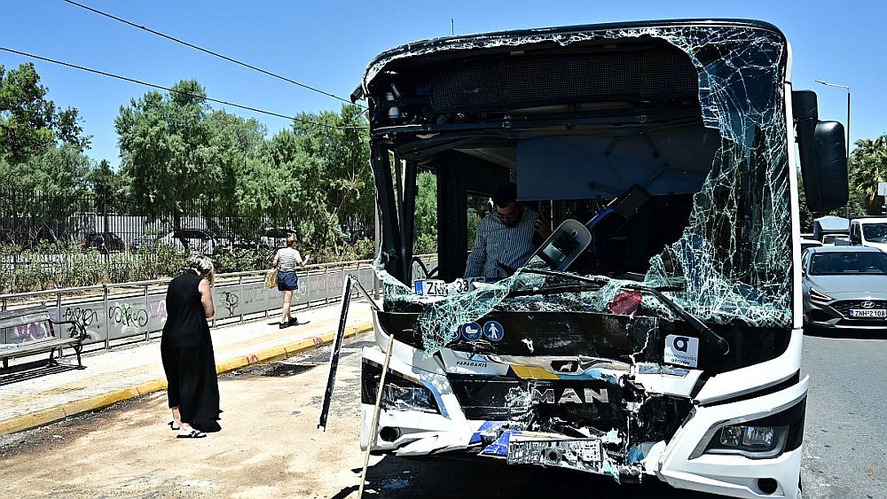 Εικόνες σοκ από το τροχαίο με 2 λεωφορεία στη Βούλα - Στους 32 οι ...