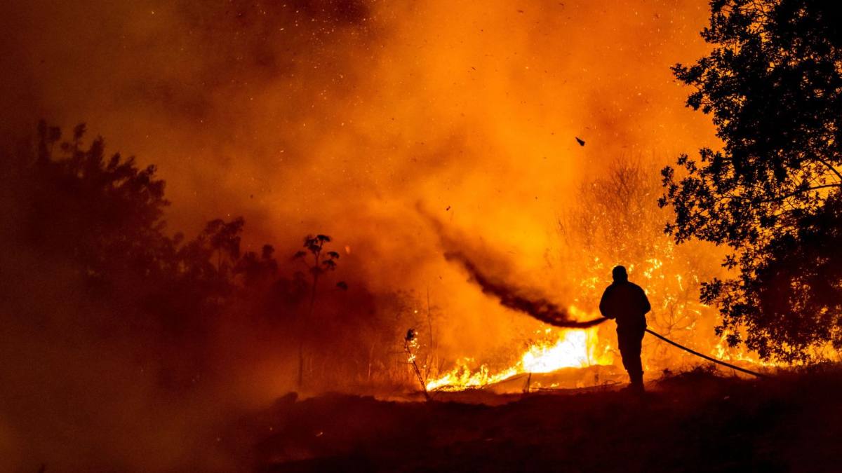 Πύρινος όλεθρος στην Κύπρο: Έφευγαν από το εξοχικό τους για να ...