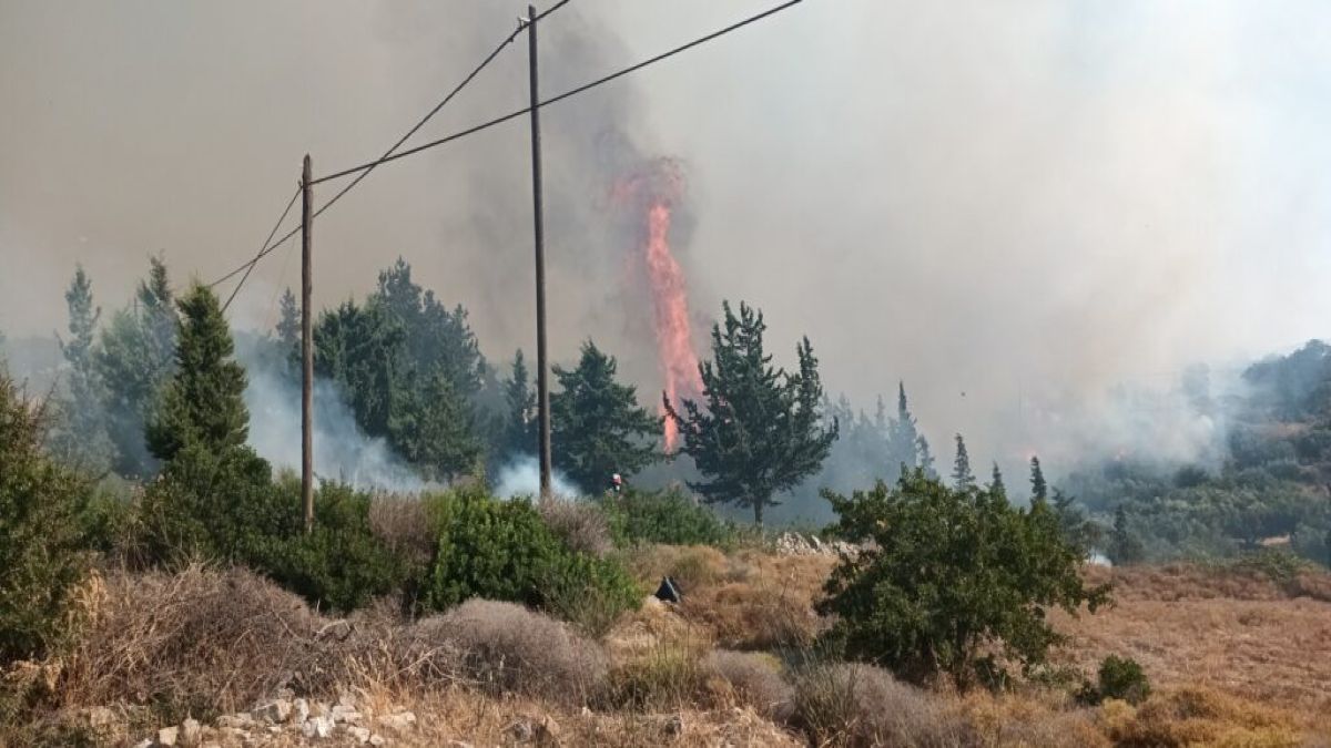Ανεξέλεγκτη η πυρκαγιά στα Κύθηρα: Η αλλαγή του ανέμου απειλεί νέες ...