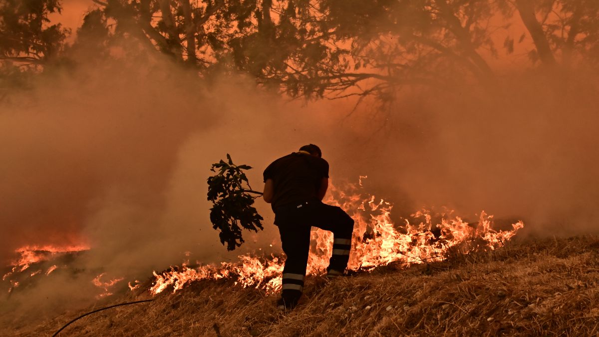 Πυρκαγιές σε κάθε γωνιά της Ελλάδας: Εκκενώσεις σε Κύθηρα, Εύβοια ...