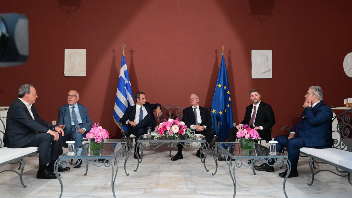 Δεξίωση για την αποκατάσταση της δημοκρατίας στο Προεδρικό Μέγαρο: Οι ...